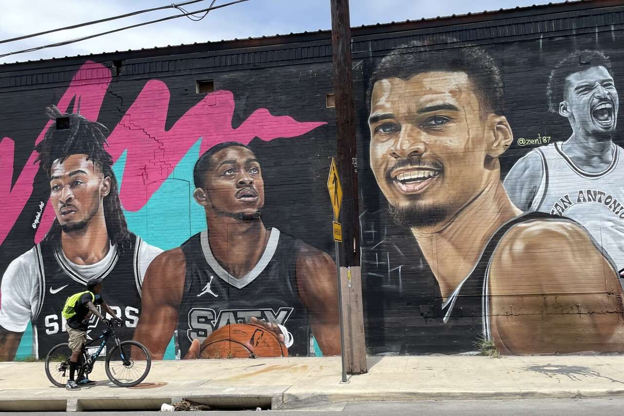 New Spurs mural draws fans to downtown San Antonio for photos