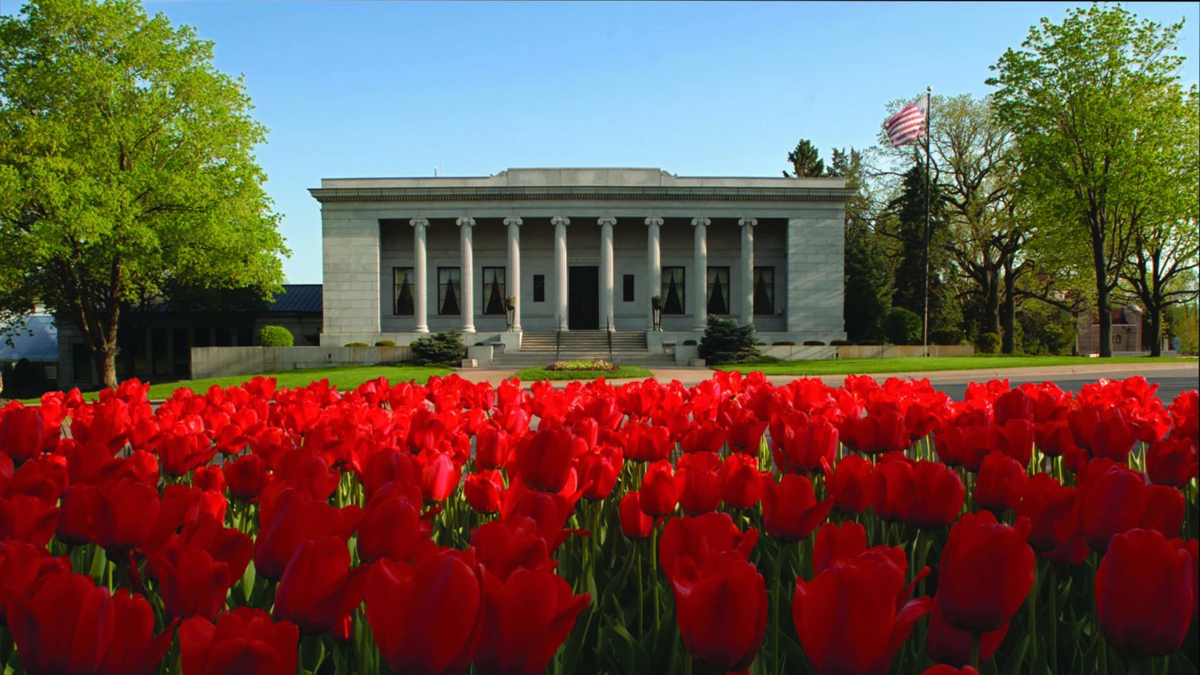 Lakewood Cemetery welcomes spring with display of 50,000 blooming tulips