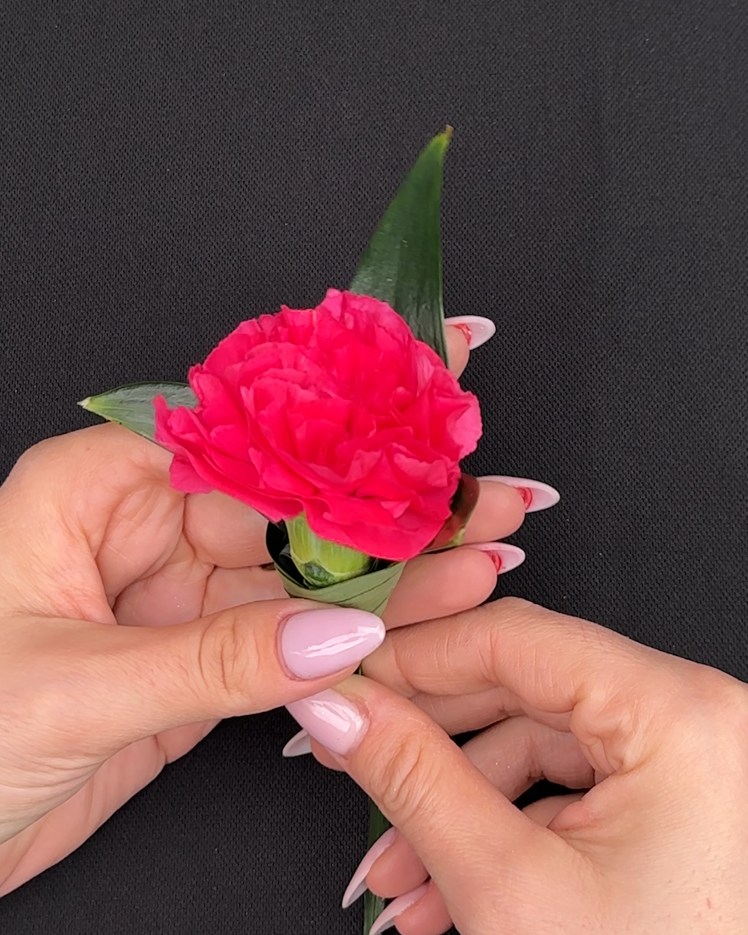 Create a beautiful corsage from fresh flowers💐