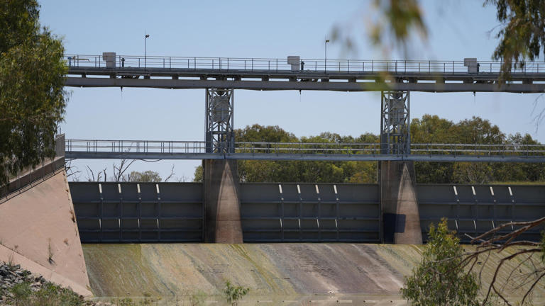 Restrictions after drop in Menindee Lakes water level are ineffective ...