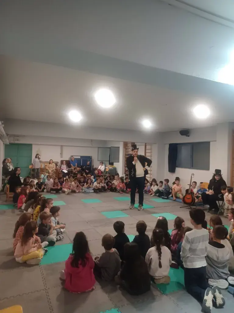Το παιδικό έργο «Σε τρελό πανικό! Δένδρα- ψάρια χτυπούν συναγερμό», από ...