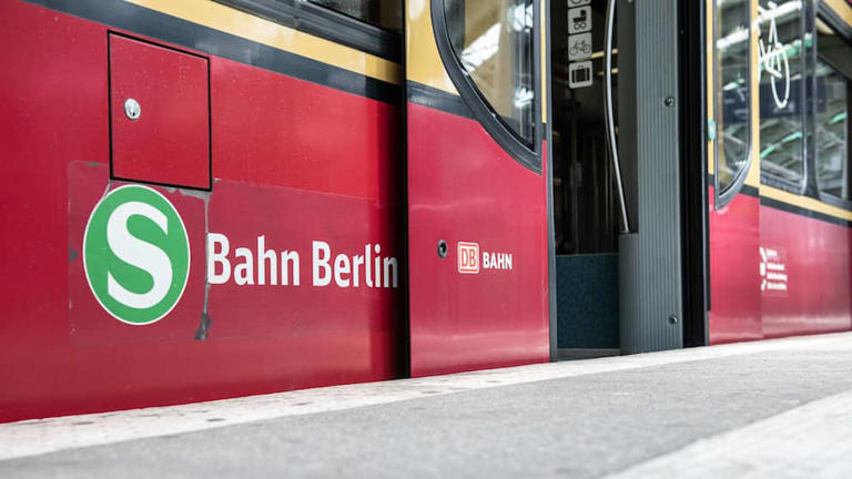 Mann mit Schreckschusswaffe in der S-Bahn – Festnahme