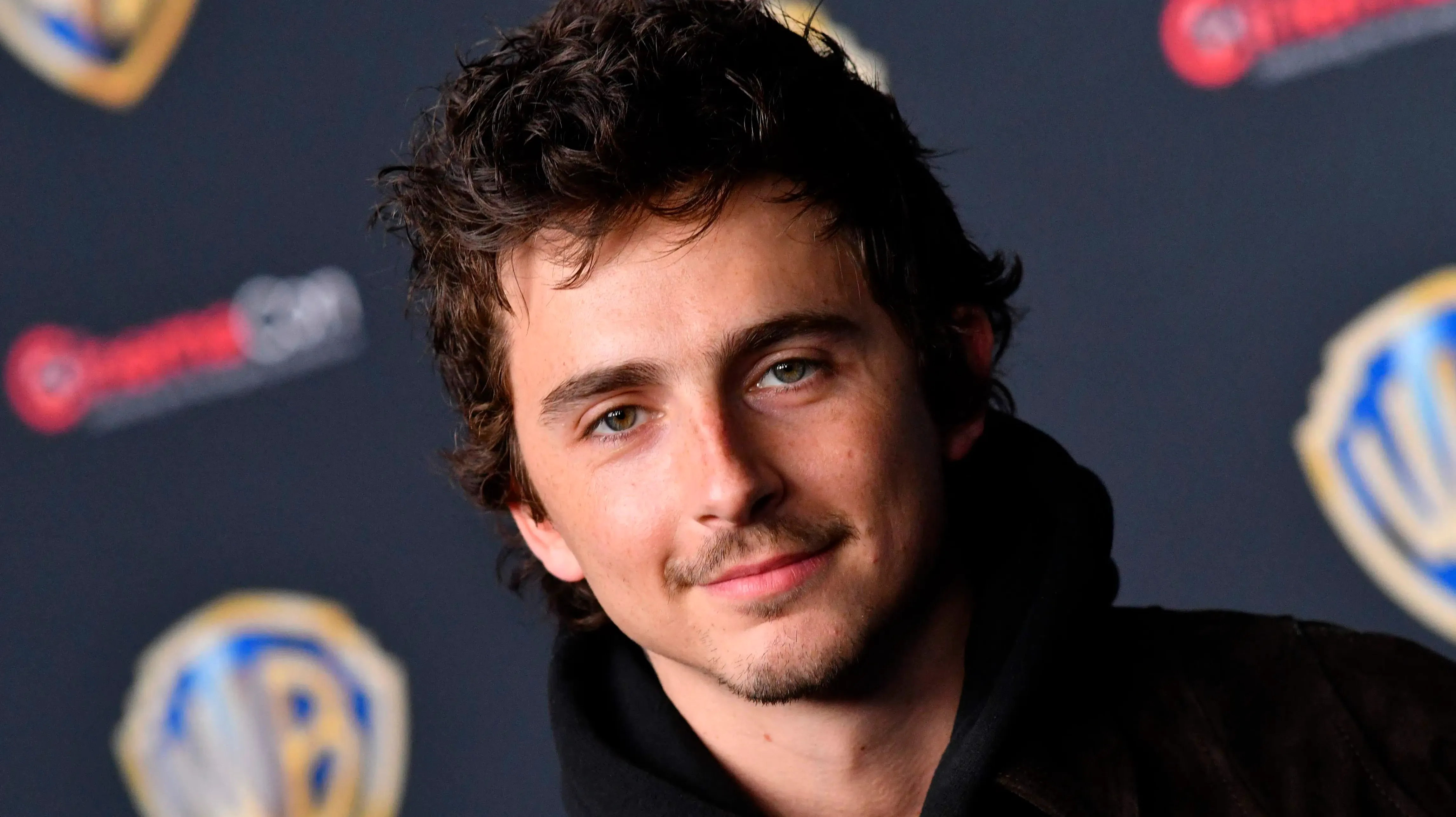 Timothée Chalamet lægges for had – igen: "Manspreader" Tina Fey