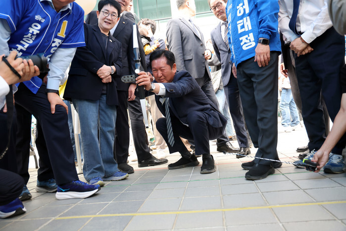 DP leader visits Daejeon ahead of elections