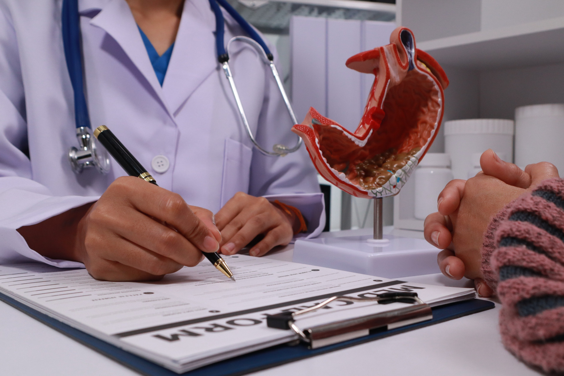 Gastritis: Årsager, symptomer og behandling