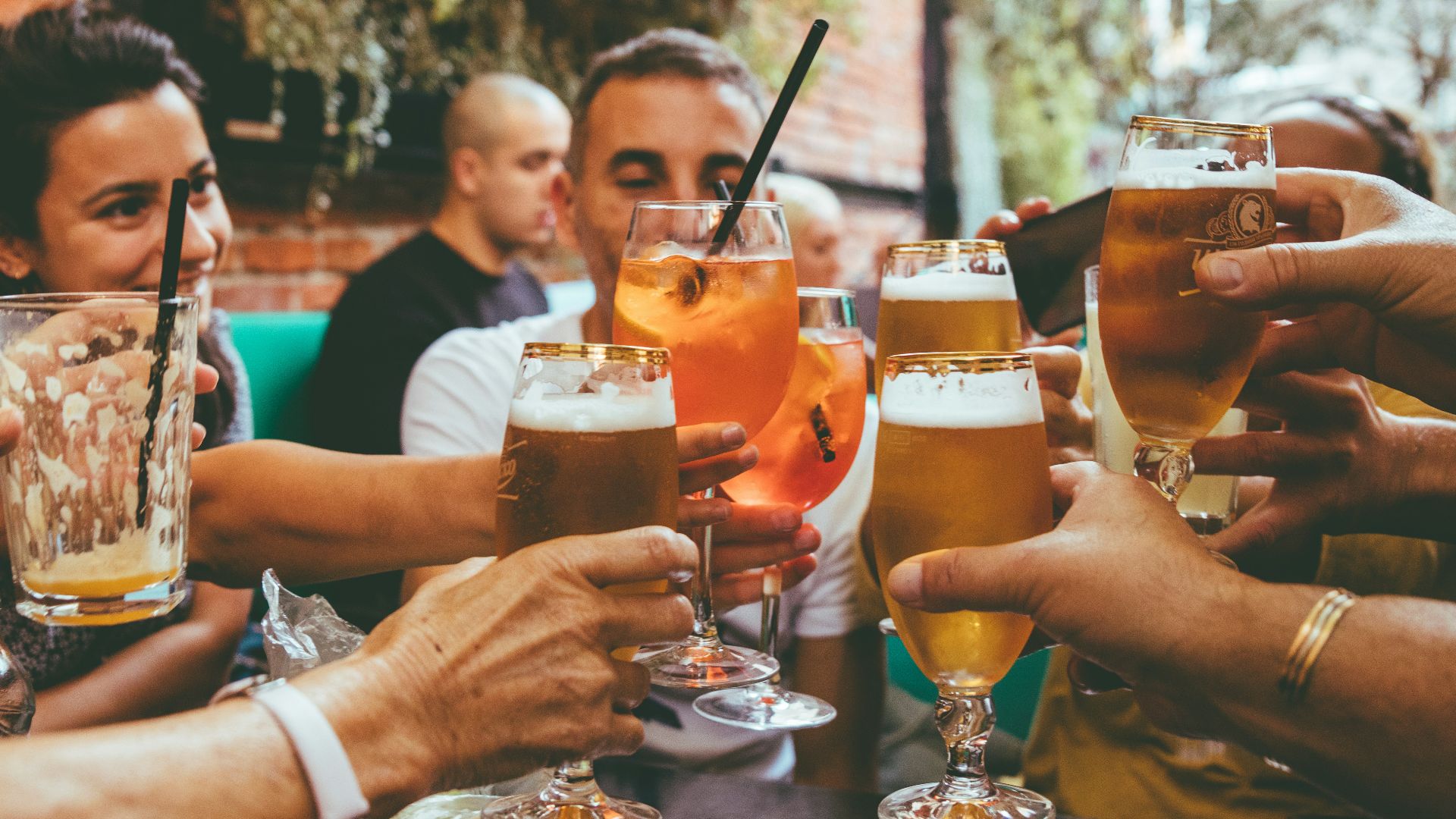 10 signs your personality is pure beer & 10 it’s all wine