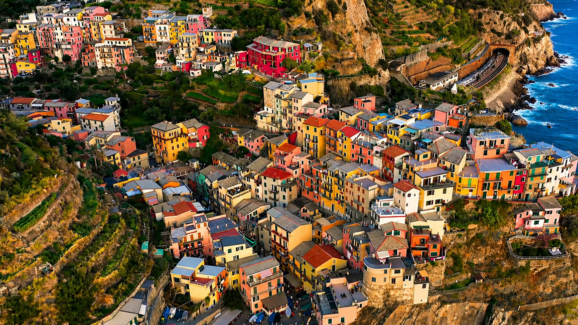Incantevole borgo sul mare con edifici colorati e terrazze