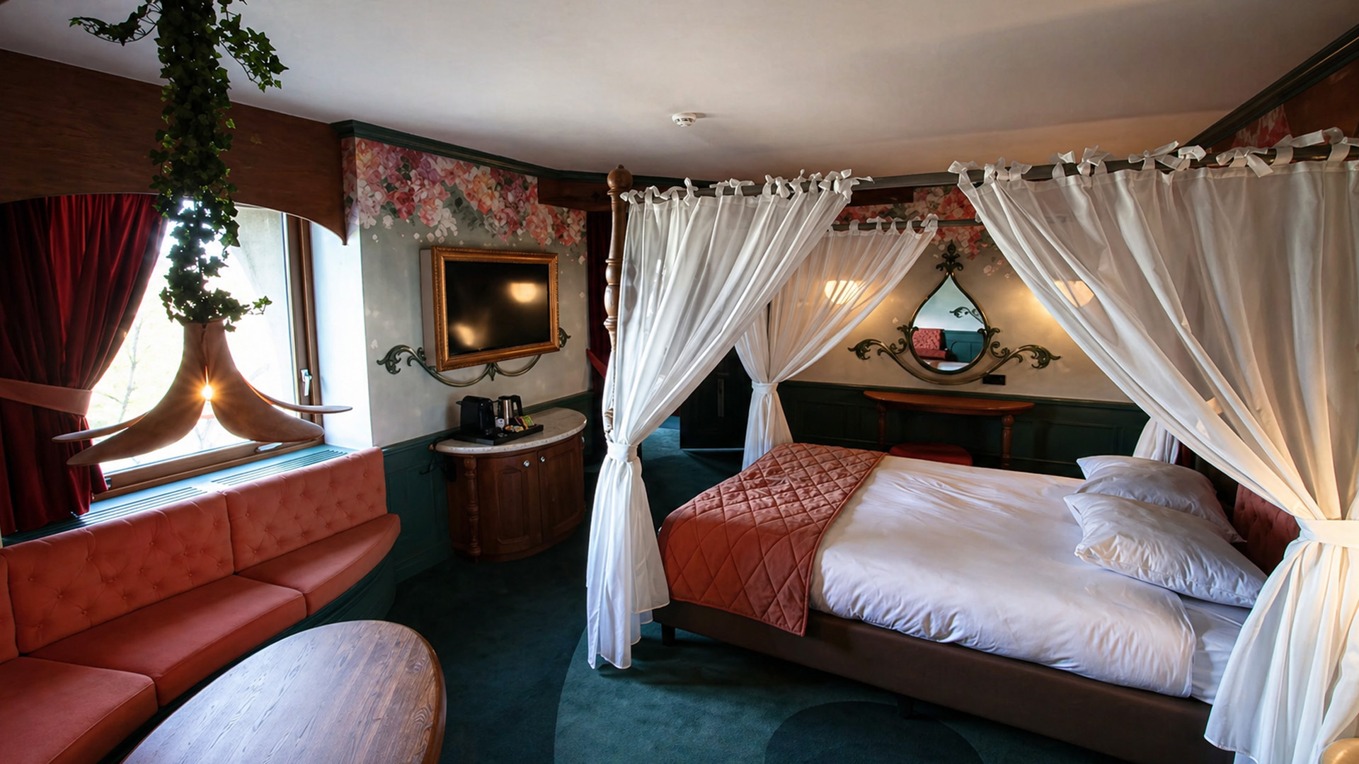 Binnen in de Efteling Droomvlucht geïnspireerde hotelsuite