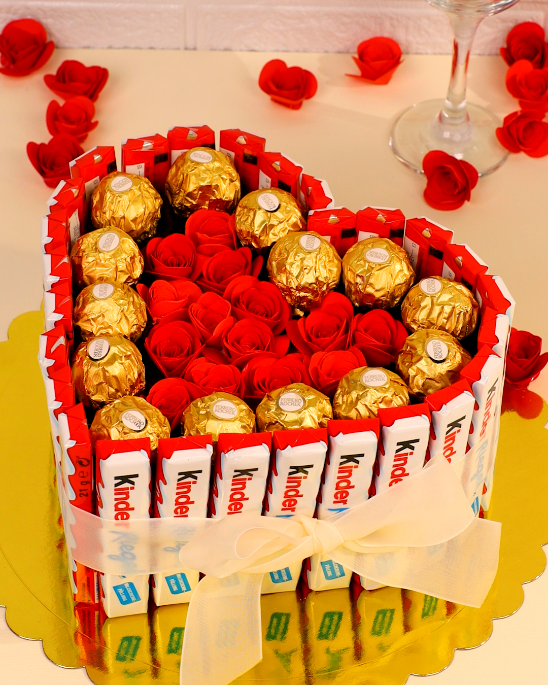 Una elegante caja de regalo con chocolates y flores🍫💐