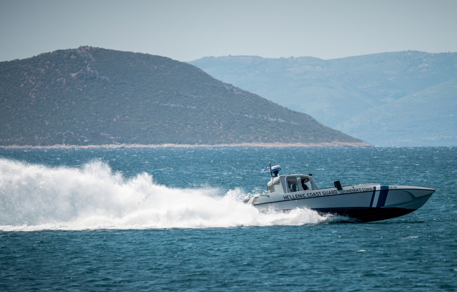 Καταδίωξη ταχυπλόου με μετανάστες στη Σάμο από το Λιμενικό - Πλήρωσαν € ...
