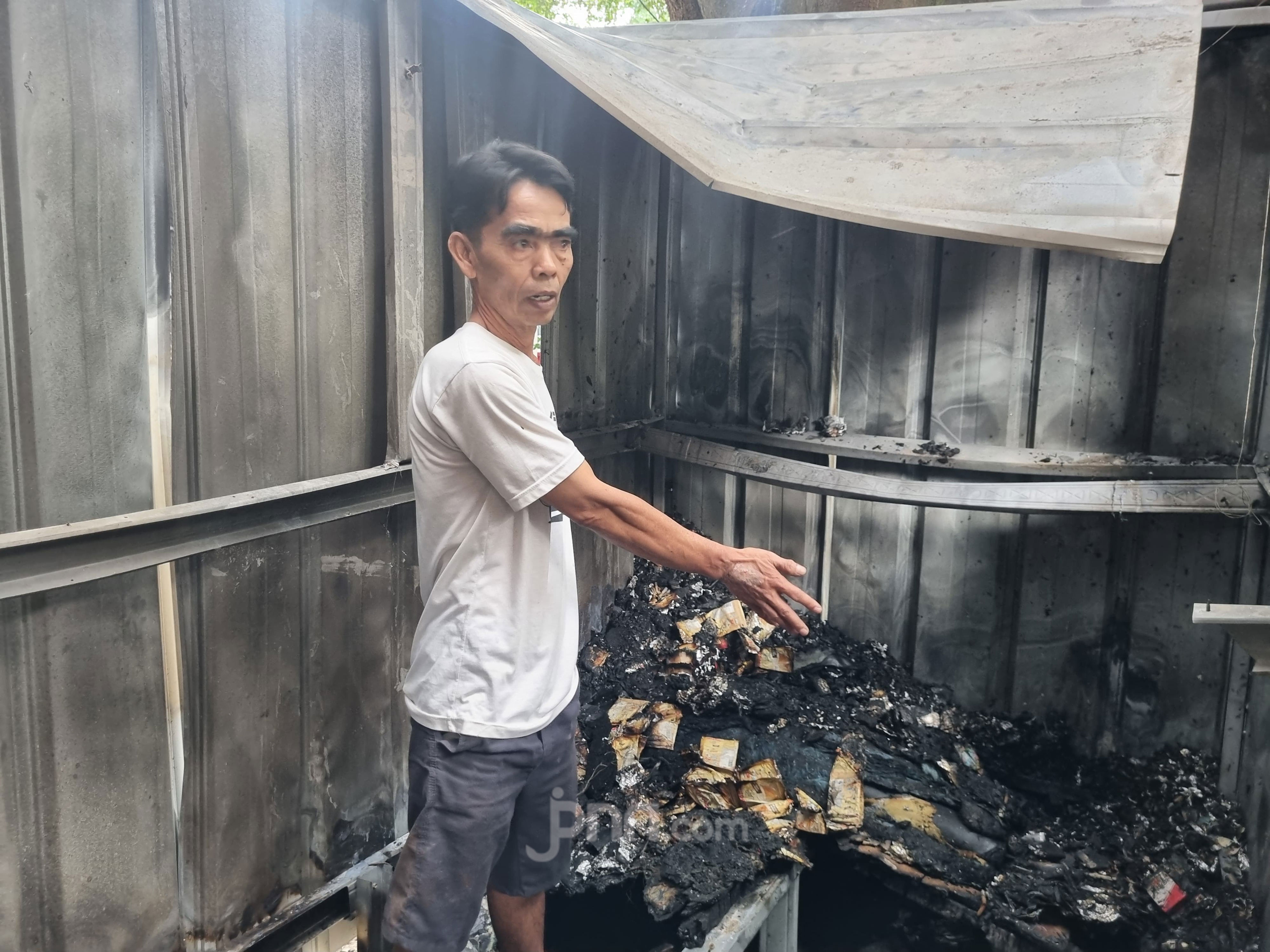 Warung kopi Nandang ludes dibakar anarko, berharap uluran tangan pemerintah