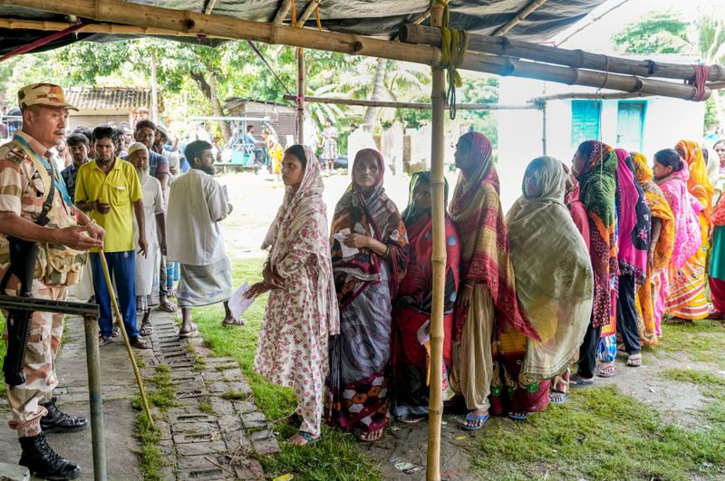 Bengal: Over 72 pc turnout till 3 pm in repoll in 15 booths of 2 ...