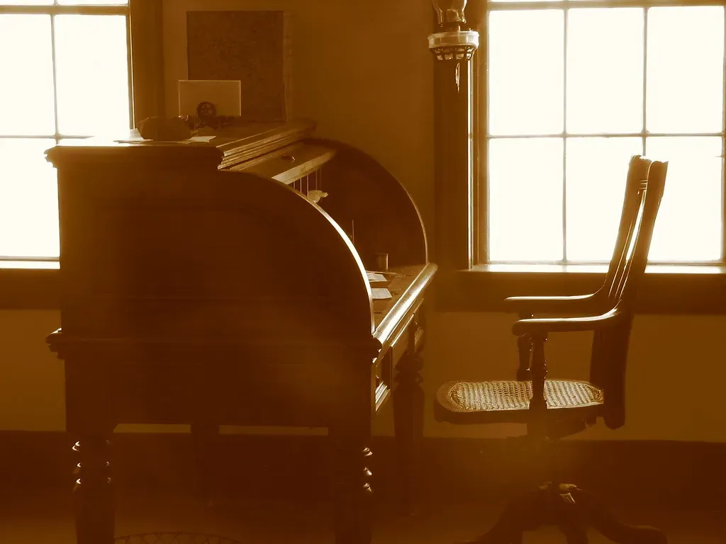 10 furniture pieces antique dealers dread you'll throw out (you'll ...
