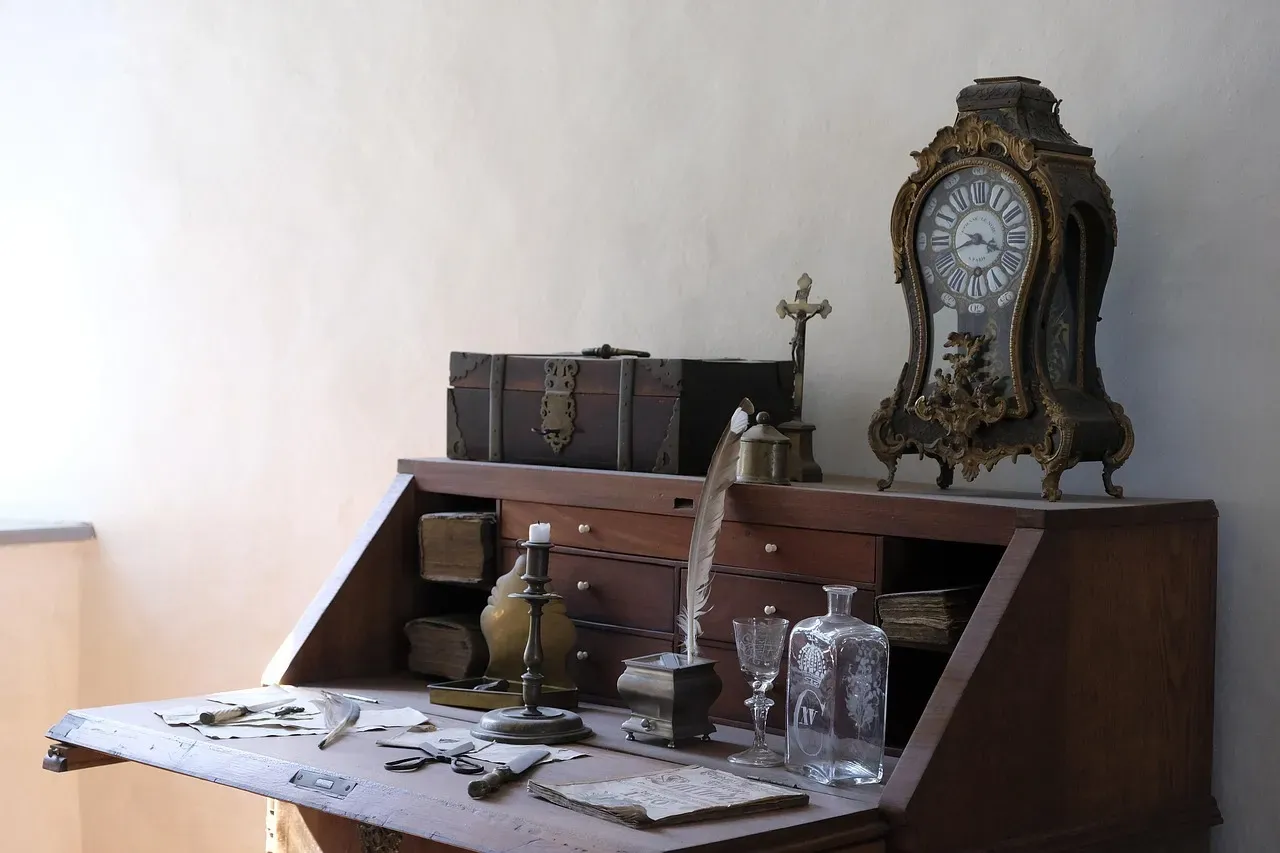 10 furniture pieces antique dealers dread you'll throw out (you'll ...