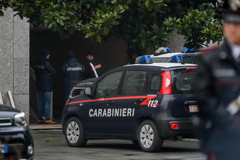 Uccide il padre e gli dà fuoco: 47enne in manette a Milano