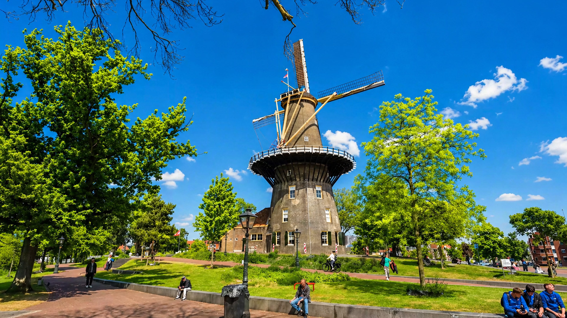 Explore historic Leiden Netherlands in beautiful surroundings (4K)