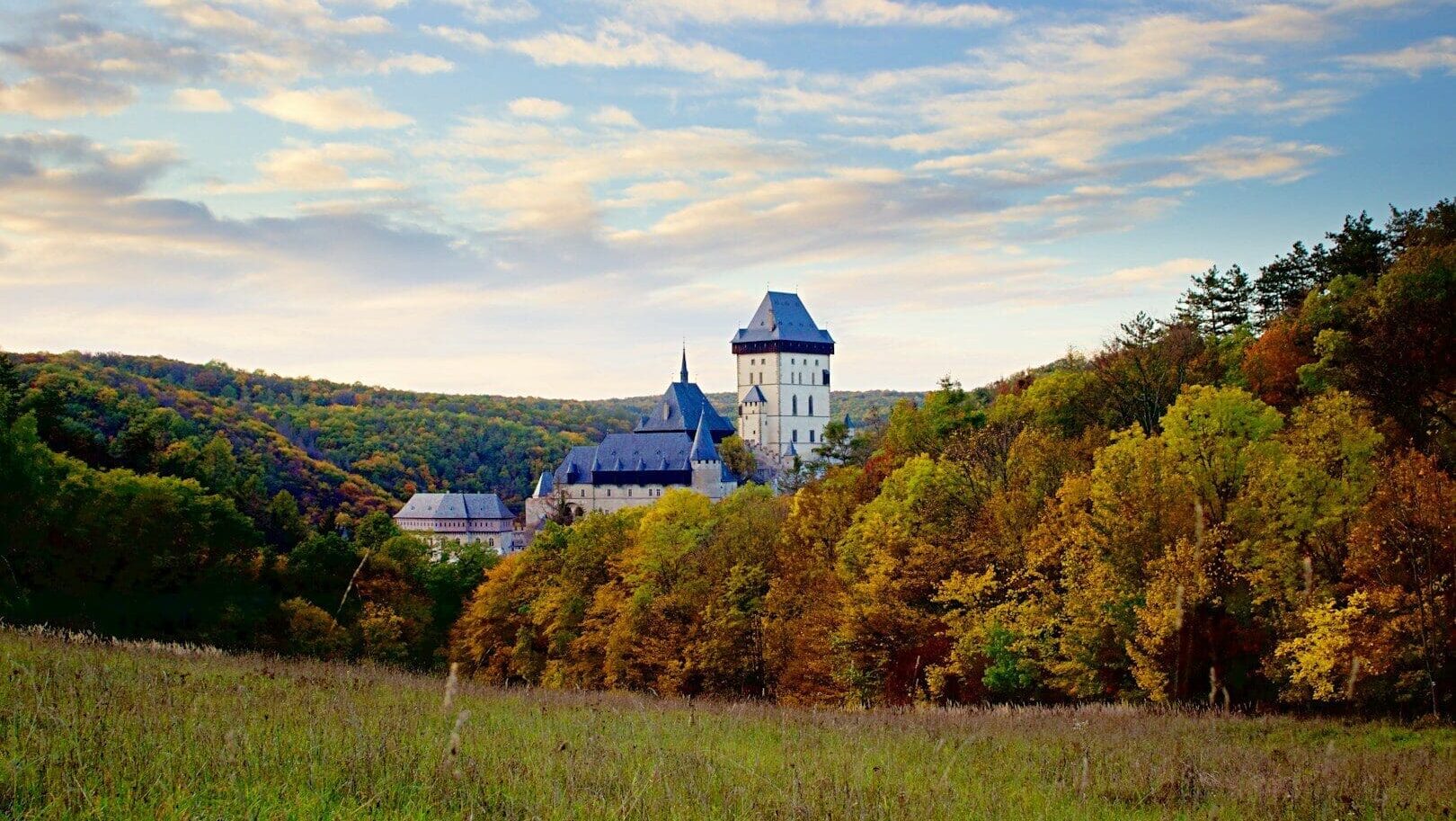 Cesta na Karlštejn už nepůsobí jako výlet do historie. Turisty vítají ...