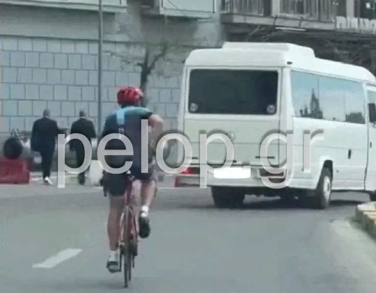 Πάτρα: Ποδηλάτης αγνοεί επιδεικτικά τον ποδηλατόδρομο και κινείται μέσα ...