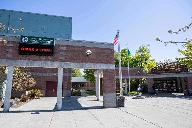 Teacher hired despite inappropriate student relationship