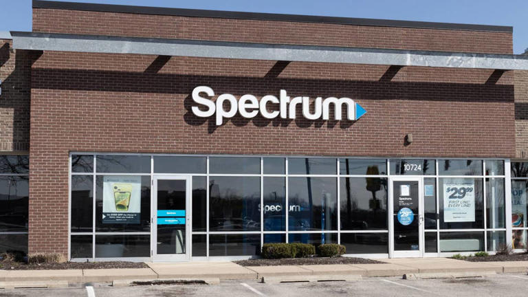 Spectrum loses 120,000 internet customers as competition rises