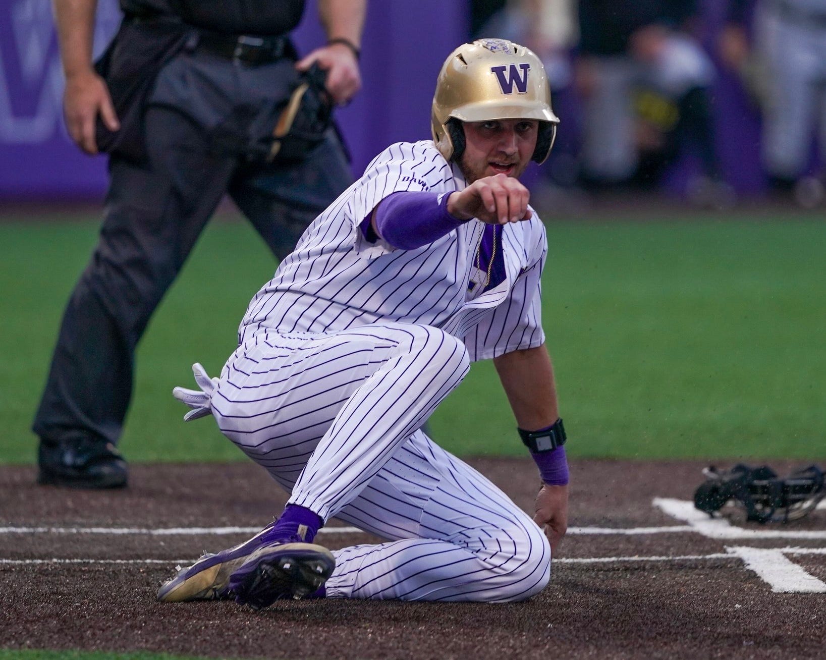 Washington baseball falters late in 6-4 loss to No. 13 Oregon
