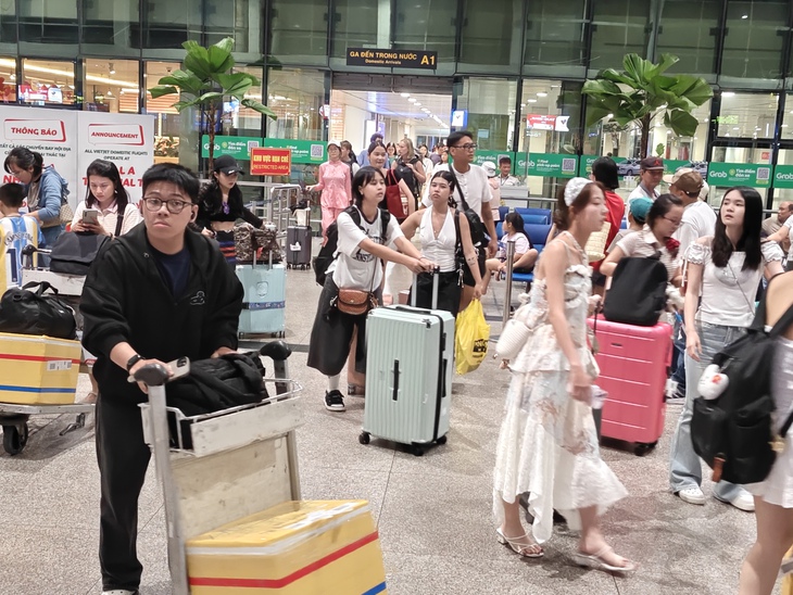 Khách quay lại TP.HCM sau lễ, taxi và xe công nghệ đón nhanh ở Tân Sơn Nhất