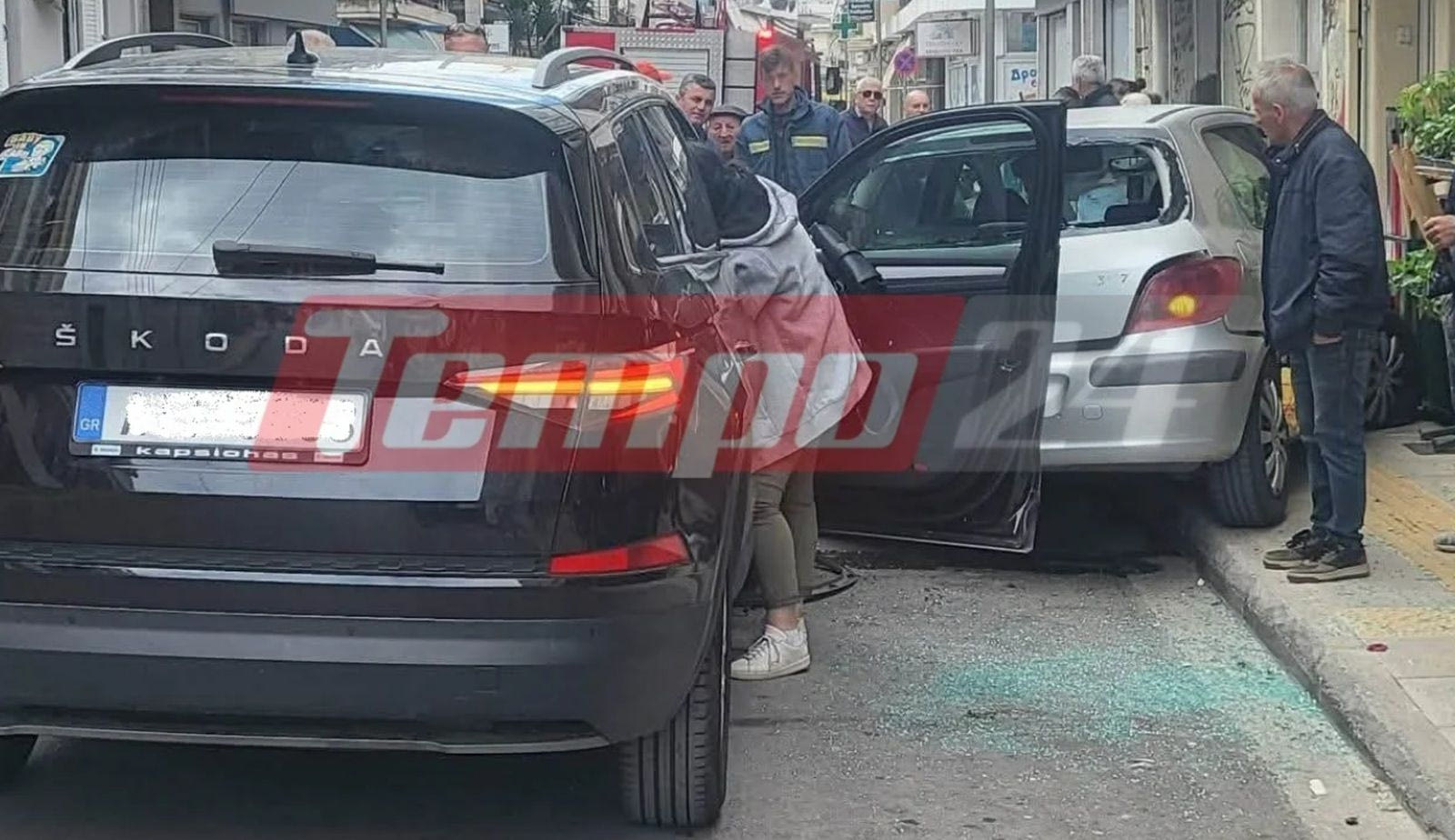 Πάτρα: SUV έπεσε πάνω σε σταθμευμένο αυτοκίνητο και χτύπησε πεζή