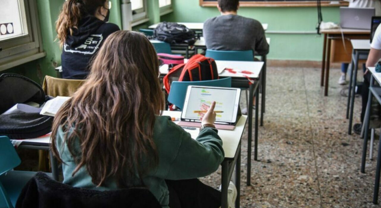 Professore di 53 anni tocca il seno alla studentessa 17enne, poi si ...