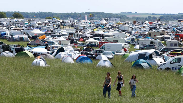 Thousands flock to illegal French rave despite explosives risk