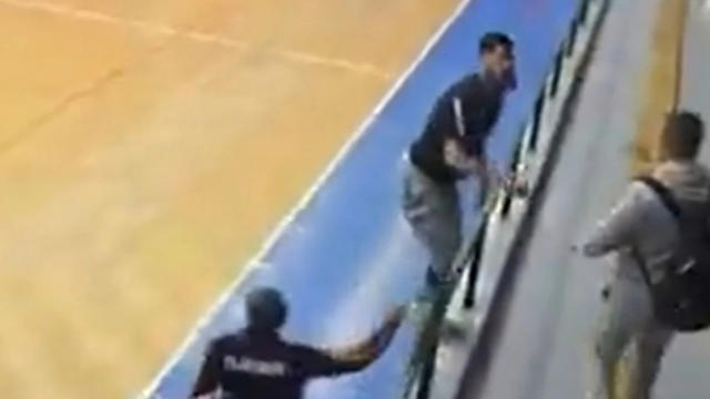Νέα ένταση με Κάλινιτς: Ανέβηκε στα κάγκελα και ξεκίνησε καυγά! (Βίντεο)
