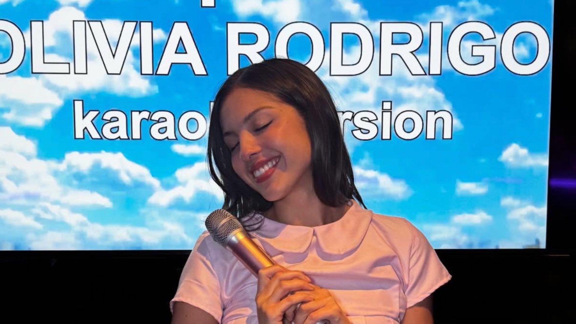 Olivia Rodrigo gjenoppliver dette «lekne» motivet i en hvit blondekjole