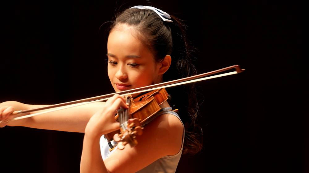 天才バイオリニストHIMARI、ベルリン・フィルを唸らせた14歳のデビュー1年に密着