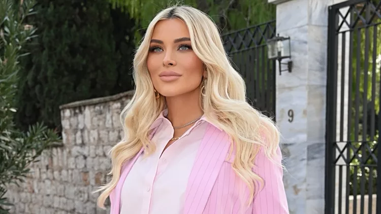 Η Κατερίνα Καινούργιου με το ροζ πουκάμισο που ταιριάζει τέλεια με ...