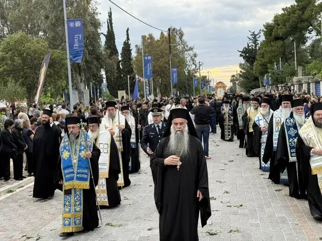 Ο Μητροπολίτης Ιερώνυμος στην υποδοχή της εικόνας «Άξιον Εστί» ΦΩΤΟ
