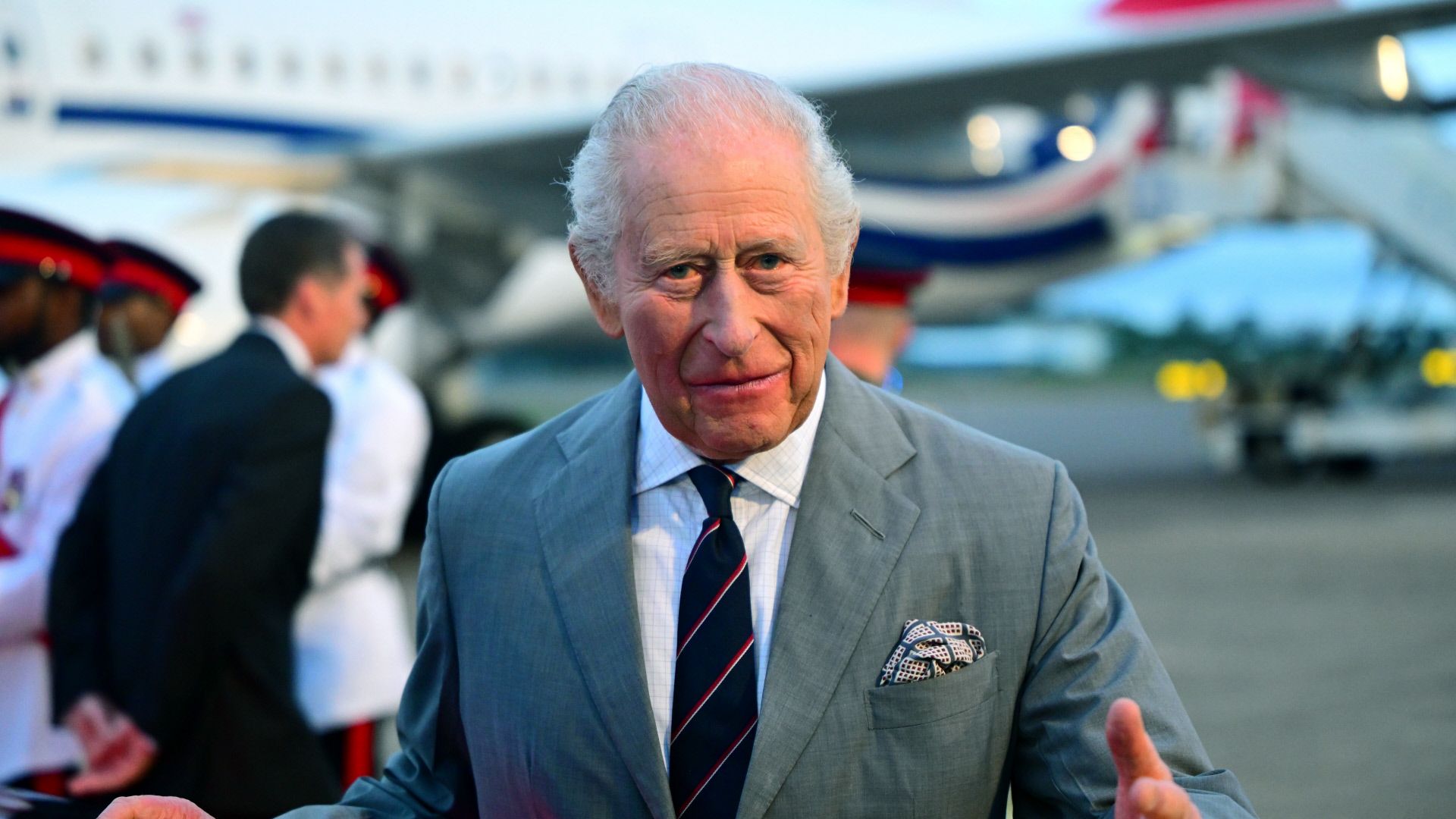 El rey Carlos III hace historia con su primer viaje oficial a Bermudas ...