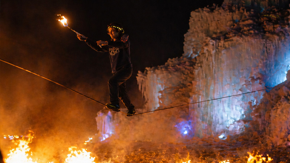 Une mise en scène de feu et de glace transforme le slackline en scène à ...