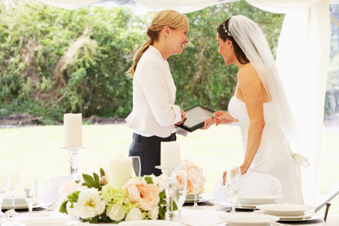 7 things couples do at their wedding that experts say are warning signs