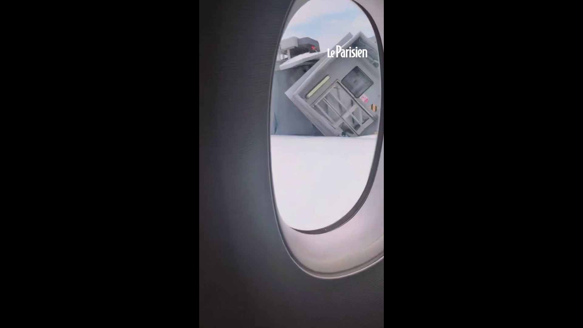 Chine : un Airbus A350 percute une passerelle