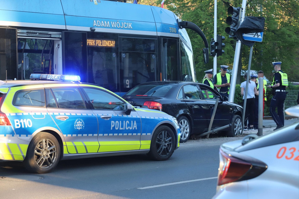 Wypadek tramwaju i samochodu na ul. Ślężnej we Wrocławiu. Zablokowane ...