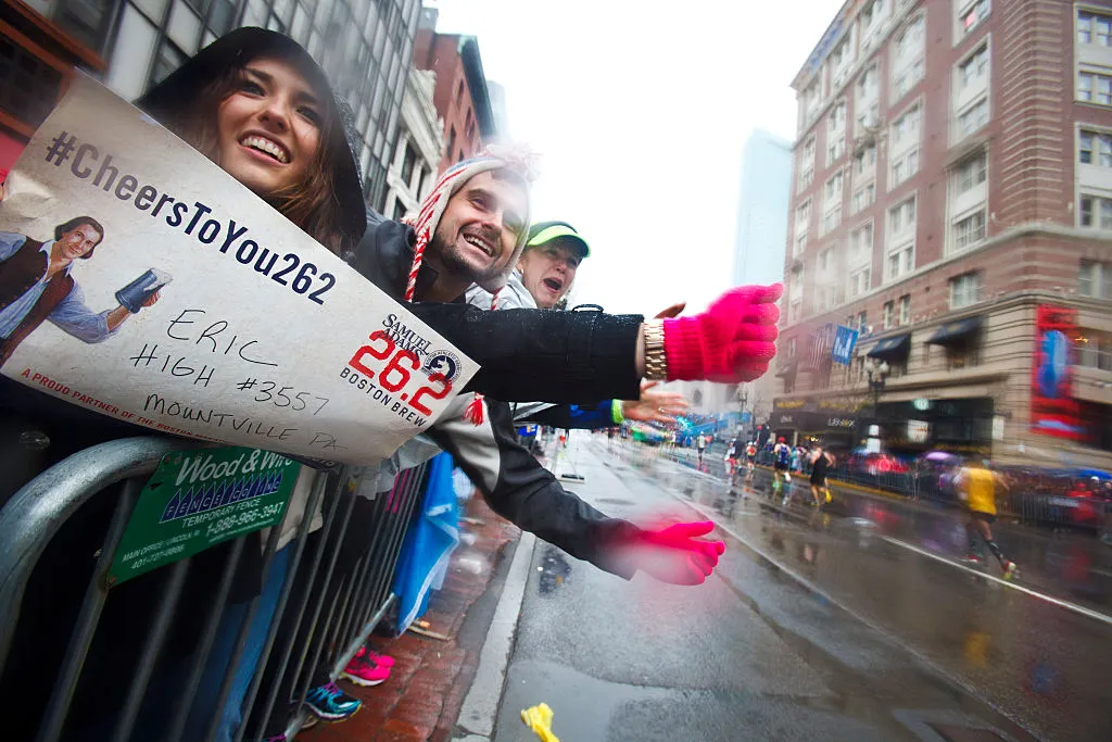 Too busy gloating: Runner celebrates too early, gets beaten, but the ...