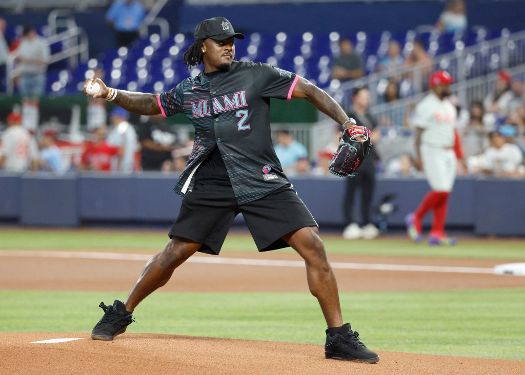 Dolphins QB Malik Willis throws horrendous first pitch at Marlins game ...