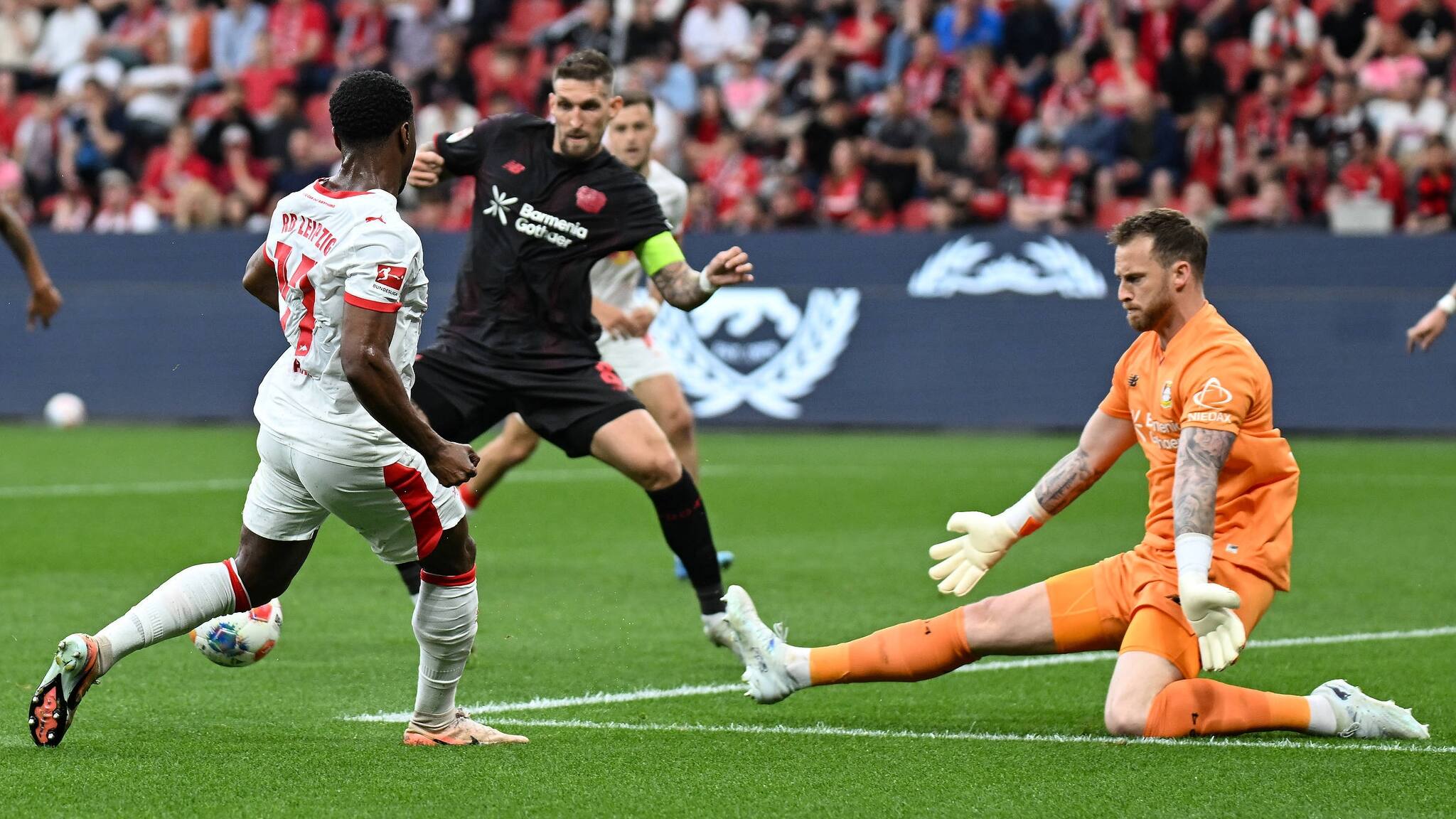 Jetzt im Liveticker: Baumgartner per Kopf - RB in Leverkusen 1:3 hinten