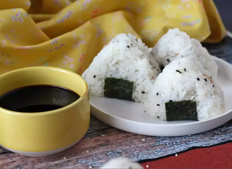 Tuna onigiri, the little Japanese triangular rice sandwich - おにぎり