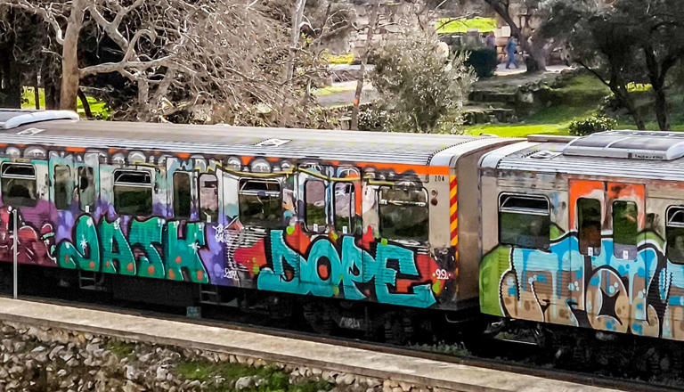 Μουντζουρωμένη χώρα, έρμαιο των βανδάλων