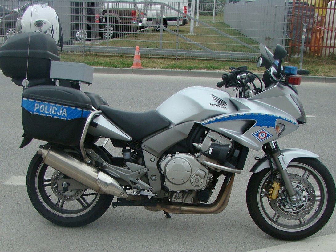 Pościg za BMW na Podkarpaciu. Policjant wjechał w kobietę na łące
