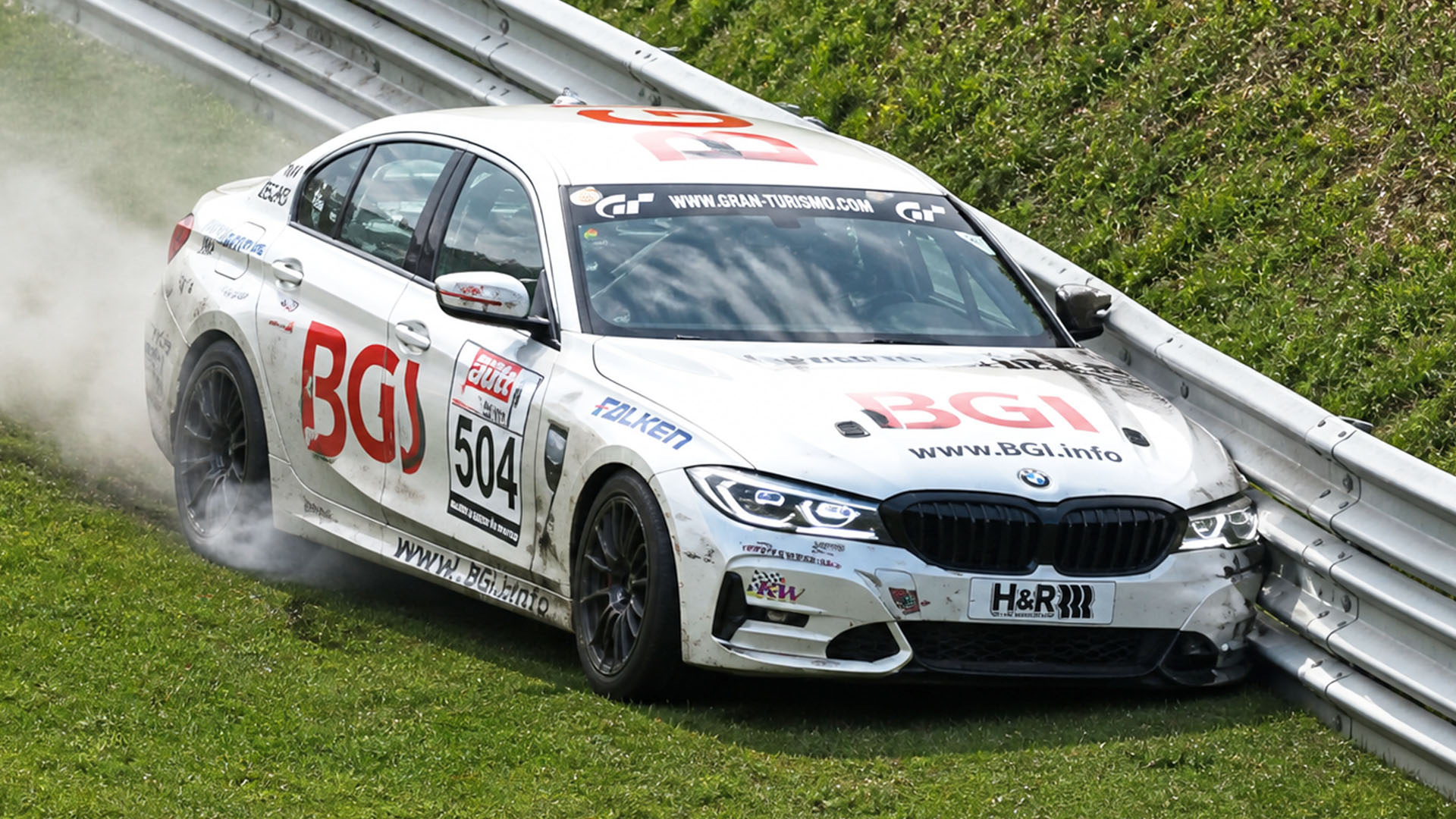 NLS race action turns into sudden crash near track barrier