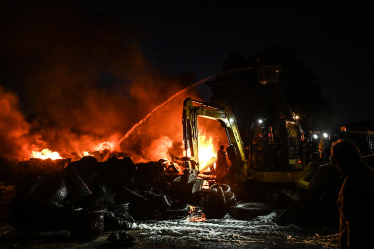 Πάτρα: Βελτιωμένη η εικόνα της φωτιάς στο εργοστάσιο ελαστικών - Σε ...