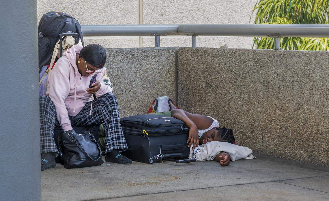 Spirit's sudden shutdown leaves families scrambling for flights at FLL ...