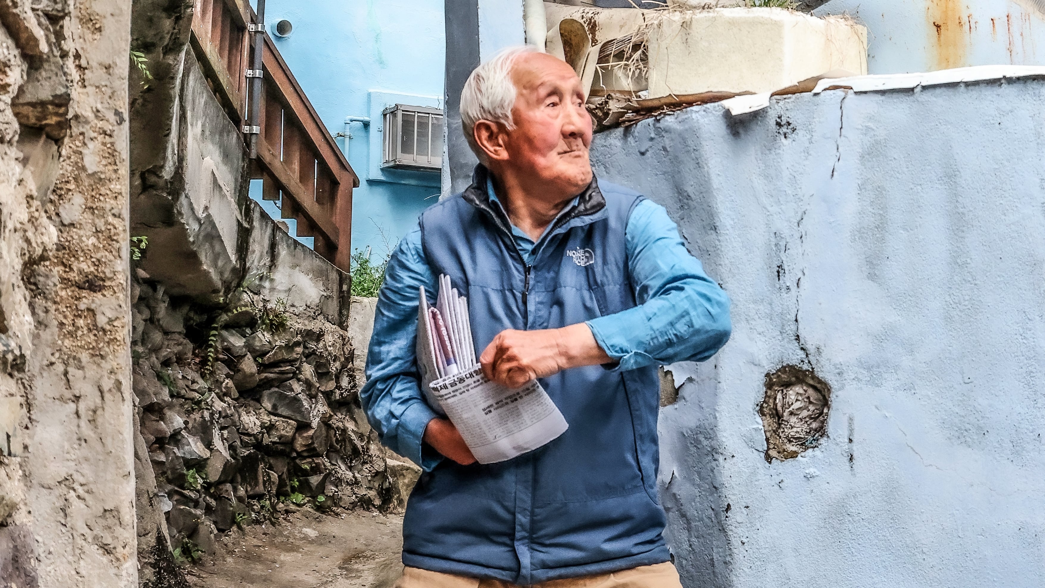 94-year-old 'flying squirrel' ends 40-year newspaper delivery in Gamcheon