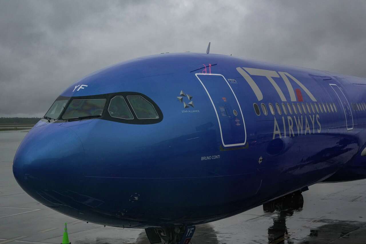 Inaugural nonstop flight from Houston to Rome takes off from IAH